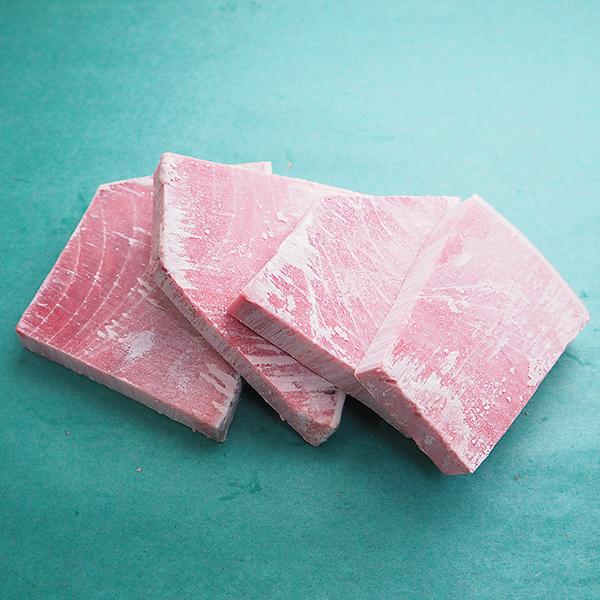 【内容(量)】天然本マグロ 中トロ500g【原材料(産地)】クロマグロ（アイルランド）【賞味期限】冷凍保存で2ヶ月【注意点】家庭用の冷凍庫保管の場合、2-3週間以内に食べて頂いたほうがよいです。時間がたつとマグロの色が茶色くなることがありま...