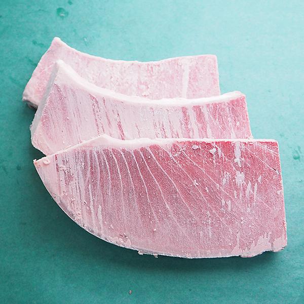 【内容(量)】天然本マグロ 大トロ500g【原材料(産地)】クロマグロ（アイルランド）【賞味期限】冷凍保存で2ヶ月【注意点】家庭用の冷凍庫保管の場合、2-3週間以内に食べて頂いたほうがよいです。時間がたつとマグロの色が茶色くなることがありま...