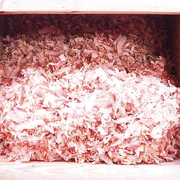【内容(量)】かつお節並削り250g【原材料(産地)】かつお節（静岡、鹿児島）【賞味期限】開封前は冷暗所保管で1年間、開封後は冷蔵保管で1-2週間