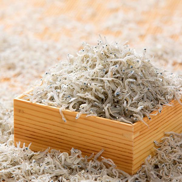 【内容(量)】しらす（いわしの稚魚）300g【原材料(産地)】しらす（いわしの稚魚）、食塩【賞味期限】冷凍保存で1ヶ月、冷蔵保存で7日【注意点】本商品はしらす漁で水揚げされたものを使用しているため、小さな魚やえび等が混入する場合があります