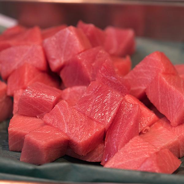 【内容(量)】ミナミマグロ(インドマグロ)切り落とし500g【原材料(産地)】ミナミマグロ（静岡他）【賞味期限】冷凍保存で1ヶ月【注意点】「マグロの解凍方法・切り方」説明書（築地魚群ガイドブック）が付いてます。家庭の冷凍庫は保管温度が高いた...