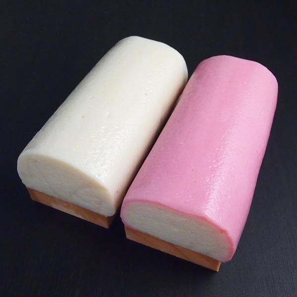 【内容(量)】かまぼこ(上小板)紅白2本セット 520g(260g/本)【原材料(産地)】魚肉、みりん、砂糖、卵白、食塩、酒粕、昆布だし、清酒、魚醤、魚介エキス(えびを含む)、着色料(カルミン酸)【賞味期限】冷蔵保存で約7日