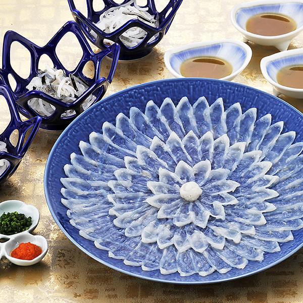 【内容(量)】天然とらふく刺身90ｇ（陶器皿27ｃｍ）、天然とらふく皮90g、とらふくひれ酒用ヒレ3枚、ポン酢35g×3、モミジオロシ16ｇ、塩5ｇ、カボス果汁2ｍｌ×4【原材料(産地)】[ふぐ刺身]標準和名トラフグ（国産）、食塩／トレハロ...