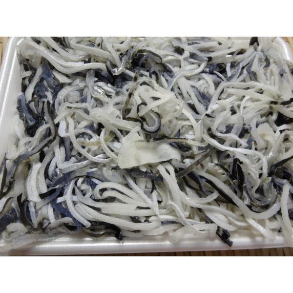 長崎県や香川県等国内で養殖された河豚を原料に加工した【フグ皮】です。冷凍されています。解凍後、お召し上がりください。小分けの際は完全に解凍を行わず半解凍（包丁やハサミでカット出来る固さ）くらいのタイミングで行って頂ければ鮮度落ちも防げます。...