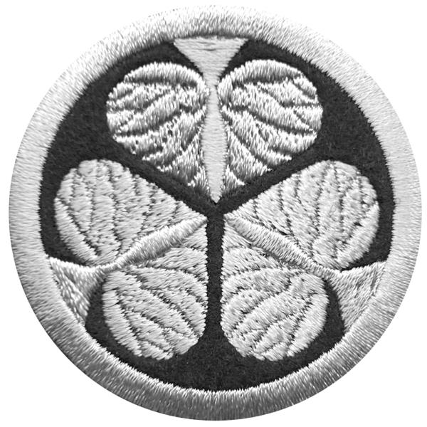 家紋のおこり「源平藤橘（げんぺいとうきつ）」と呼ばれる源氏、平氏、藤原氏、橘氏といった強力な氏族が最も名を馳せていた時代、地方に移り住んだ氏族の一部が他の同じ氏族の人間と区別を図るため土地の名前などを自分の家名（屋号）とし、それが後の名字と...