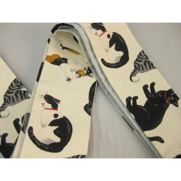 ■■ねこちゃん角帯（男物 角帯）です■■ ★地色―生成り・裏地色―グレー★浴衣・紬・など普段着のお着物、また着付けなどのお稽古にもお気軽にお使い下さい★表地・裏地共に日本製・帯芯は愛知県産の綿芯を使用、★仕立ては地元、京都で仕立てております...