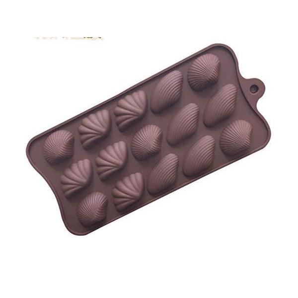 「商品情報」【型サイズ】縦：22m 横10.8cm 厚み1.3cm 【耐熱温度】 -40℃~220℃ 【仕上がりサイズ】 縦約2.8cm 横3.5~3.8cm 可愛らしい上品な貝殻を４種類、合計15個作成することのできるシリコン型です。 素...