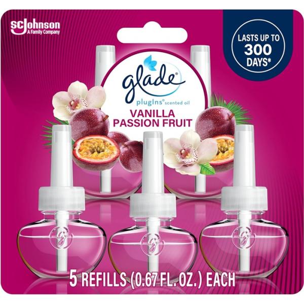 ■ 商品説明Glade（グレード）のコンセント式芳香剤、プラグインオイル詰め替え用5個セットです。【バニラ パッションフルーツ】・バニラの甘さとパッションフルーツの酸味が調和した香りです。・暖かく華やかなアロマがお部屋に広がり、優雅なくつろ...