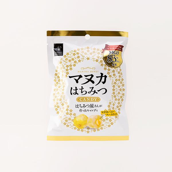 【発売日：2022年08月08日】ニュージーランド産マヌカハニーMGO83+以上を使用したキャンディーです。古くからマオリの人々によって使われてきた濃厚な色合いと、クリーミーな甘さが特徴のマヌカハニーを閉じ込めて、食べ進むにつれて中からマヌ...