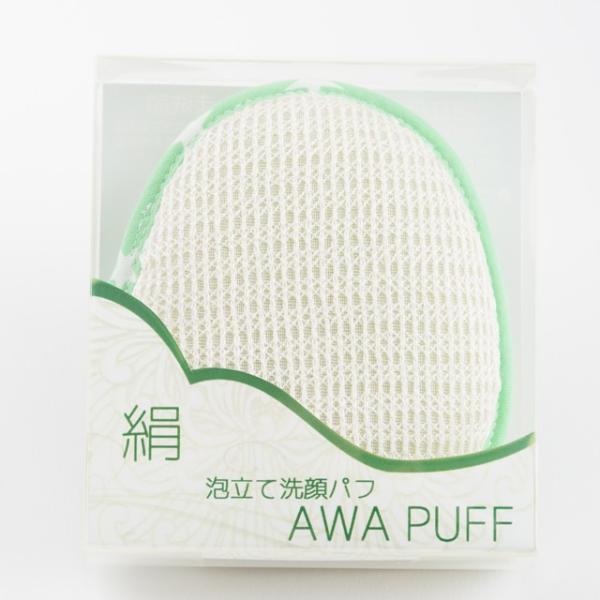 両面シルク100％でメッシュ素材を使用しています。パフに直接洗顔料をのせ泡立て、そのまま洗顔ができます。シルクのミクロ繊維がお肌の毛穴や古くなった角質をやさしく落としてくれるので、洗いあがりはお肌ツルツルとしっとりと洗いあがります。（きつく...