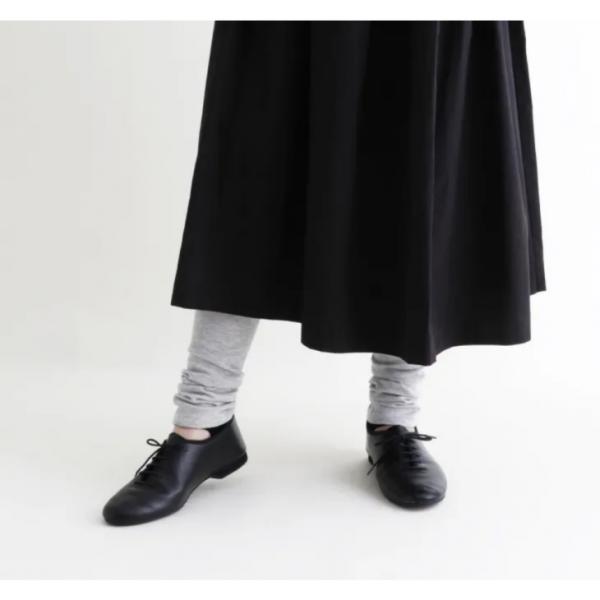 丸編みでフィット感が優しく、綿レーヨン素材が滑らかで肌あたりの良いシンプルなスパッツ。すっきりとしたシルエットで足元にクシュっとボリュームを出せる丈感です。程よい厚みで通年はいていただけるアイテムになっています。【商品詳細】製造国: JAP...