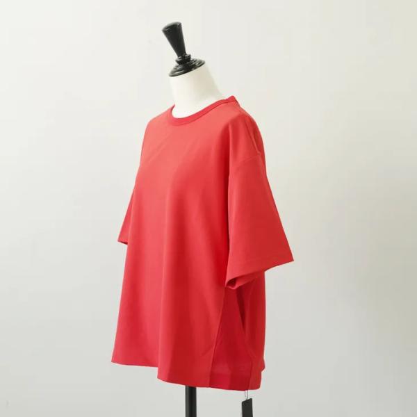 コットンのようなナチュラルな風合いを持ちながら、環境に配慮したリサイクル素材を採用。見た目の柔らかさと、機能素材ならではの快適さを両立しています。吸水速乾性に優れており、汗ばむ季節でも肌離れが良く、気になる汗染みも軽減。さらにウォッシャブル...