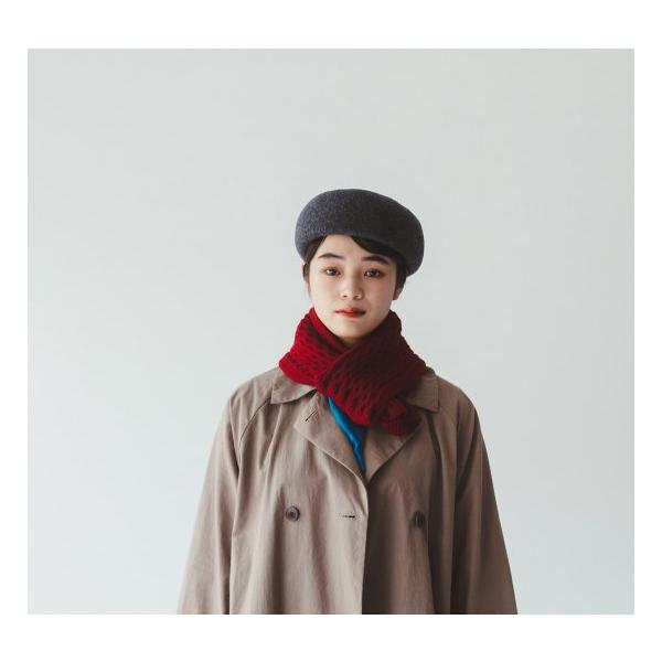 チクチク感が少ないフレンチメリノウールを使用した、ホールガーメントのミニマフラーです。片方の穴に先を通すデザインなので首元がすっきりとまとまります。表側はハニカム模様の編み柄で暖かみのある雰囲気に。裏側はシンプルなリブ編みに仕上げ、リバーシ...