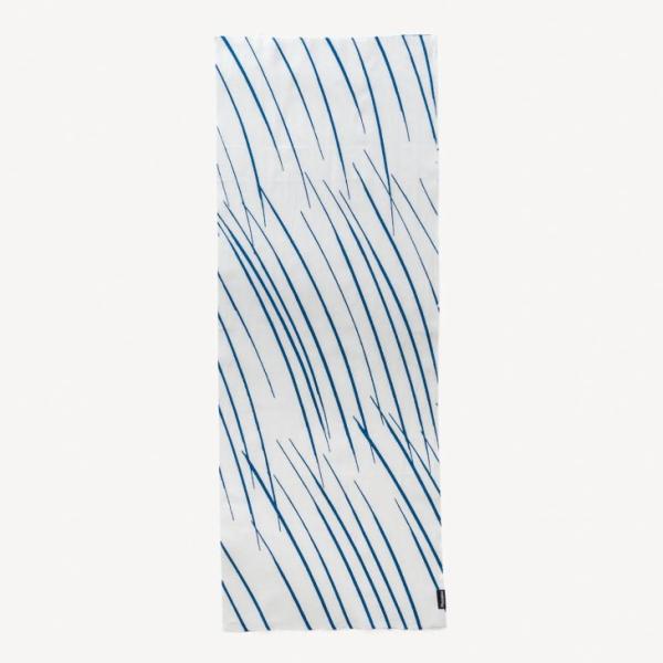 今回のコレクションは、全て線画で描かれたデザインで、白地の「雪が降る」「渓流」、ブラウンの「夜のとばり」、グリーンの「ダンス」の4種。これらのデザインを伝統的な技法「注染」で裏表なく染めています。「Mustakivi/DESIGNED BY...