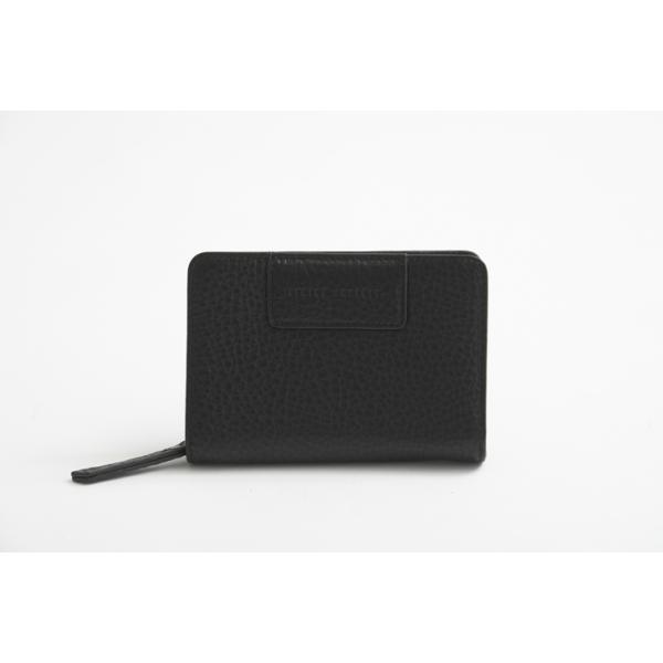 STATUS ANXIETYは、オーストラリアを拠点に2004年にスタート。バッグ、財布、アクセサリーで展開構成され、ユニークなデザインと独自性をもったコレクションを発表しています。こちらは上質なレザーを使用した中型サイズのZIPウォレット...