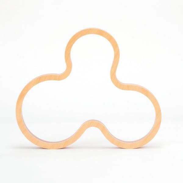 建築家、アルヴァ・アアルト生誕100年を記念して1998年に行われたデザイン・コンペの入賞作品。アアルトの“ 波”へのオマージュが美しい「白樺のポットスタンド」はヤニ・マルティカイネンが大学在学中にデザインしたもの。ヘルシンキのデザインミュ...