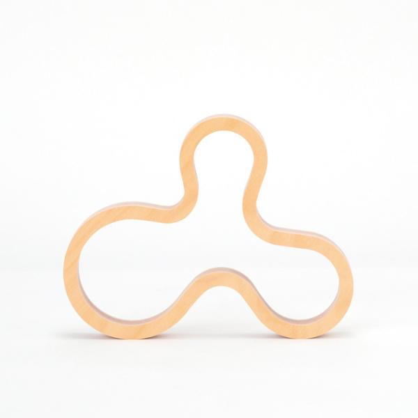 建築家、アルヴァ・アアルト生誕100年を記念して1998年に行われたデザイン・コンペの入賞作品。アアルトの“ 波”へのオマージュが美しい「白樺のポットスタンド」はヤニ・マルティカイネンが大学在学中にデザインしたもの。ヘルシンキのデザインミュ...