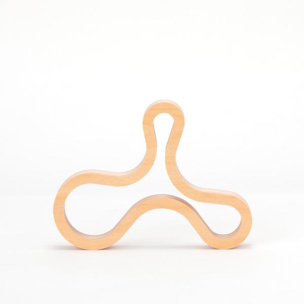 建築家、アルヴァ・アアルト生誕100年を記念して1998年に行われたデザイン・コンペの入賞作品。アアルトの“ 波”へのオマージュが美しい「白樺のポットスタンド」はヤニ・マルティカイネンが大学在学中にデザインしたもの。ヘルシンキのデザインミュ...