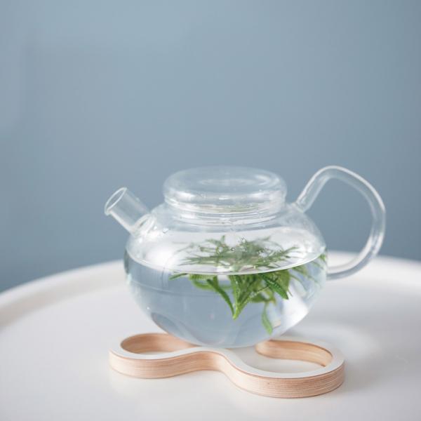 建築家、アルヴァ・アアルト生誕100年を記念して1998年に行われたデザイン・コンペの入賞作品。アアルトの“ 波”へのオマージュが美しい「白樺のポットスタンド」はヤニ・マルティカイネンが大学在学中にデザインしたもの。ヘルシンキのデザインミュ...