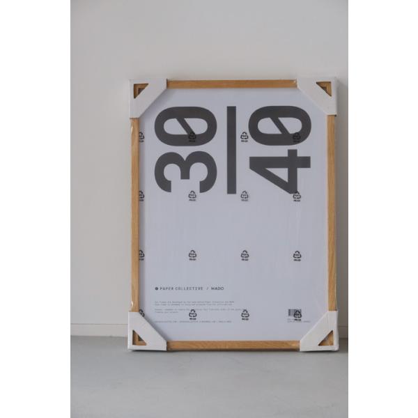ポスターも人気のPAPER COLLECTIVEのよるイタリア製造のウッドフレーム。30x40cmサイズと50x70cmサイズ展開。背面のフックをマイナスドライバーなどで持ち上げて、壁面のビスに引っ掛ける仕様となっています。フレームのアクリ...