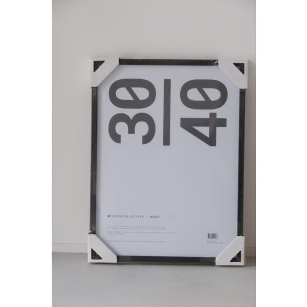 ポスターも人気のPAPER COLLECTIVEのよるイタリア製造のウッドフレーム。30x40cmサイズと50x70cmサイズ展開。背面のフックをマイナスドライバーなどで持ち上げて、壁面のビスに引っ掛ける仕様となっています。フレームのアクリ...