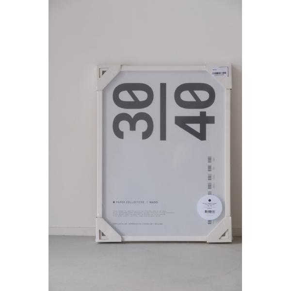 ポスターも人気のPAPER COLLECTIVEのよるイタリア製造のウッドフレーム。30x40cmサイズと50x70cmサイズ展開。背面のフックをマイナスドライバーなどで持ち上げて、壁面のビスに引っ掛ける仕様となっています。フレームのアクリ...