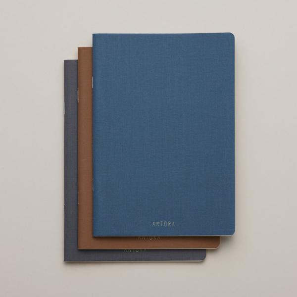 “体に馴染む、必然性”をテーマにした実用的であり上質なステーショナリーブランド「ANTORA（アントラ）」のステーショナリー・コレクションが入荷しました。こちらは落ち着いた色味のリネンクロスカバーのノートブック3冊セット。バッグに忍ばせ、デ...