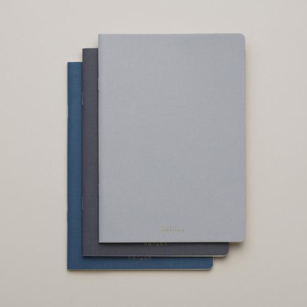 “体に馴染む、必然性”をテーマにした実用的であり上質なステーショナリーブランド「ANTORA（アントラ）」のステーショナリー・コレクションが入荷しました。こちらは落ち着いた色味のリネンクロスカバーのノートブック3冊セット。バッグに忍ばせ、デ...