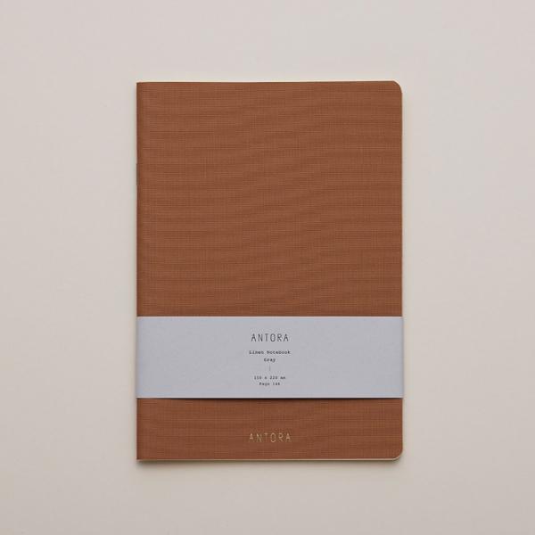 “体に馴染む、必然性”をテーマにした実用的であり上質なステーショナリーブランド「ANTORA（アントラ）」のステーショナリー・コレクションが入荷しました。こちらは落ち着いた色味のリネンクロスカバーのノートブック。バッグに忍ばせ、デスクトップ...