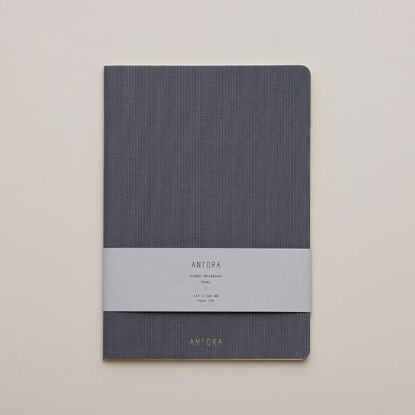 “体に馴染む、必然性”をテーマにした実用的であり上質なステーショナリーブランド「ANTORA（アントラ）」のステーショナリー・コレクションが入荷しました。こちらは落ち着いた色味のリネンクロスカバーのノートブック。バッグに忍ばせ、デスクトップ...