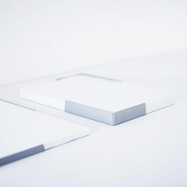 A4サイズ用紙ジャストサイズのペーパートレイ。世の中にペーパートレイは数多くありますが、多くのものは書かれた書類を積み重ねておくためにデザインされたもの。このぺーパーサーバーは「これから書き込む」紙をおいておくことをメインに考え出されました...