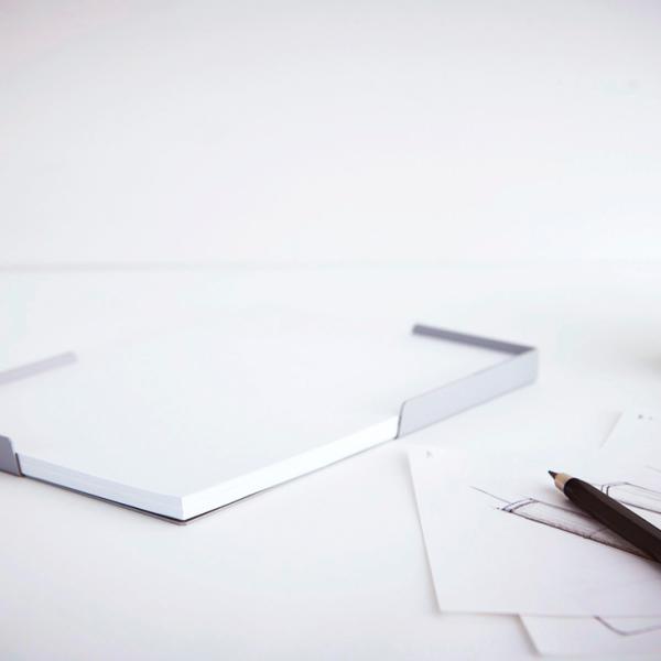 A5サイズ用紙ジャストサイズのペーパートレイ。A4サイズだと大きすぎて、無駄な余白が残る。ポケットメモだと小さすぎることまで書けない。テレワークが一般的になり、こんな用途が多くなっているようです。A4用紙サイズの底面と対角をL字形状で囲むミ...