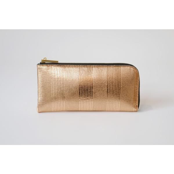 ポンタタ定番Lジップウォレットに、コッパー色を載せたメタリックレザーに不揃いなラインカッティングを施した逸品。POMTATA専用の箱に入れてお届けします。カードポケット×14コインポケット×1フリーポケット×2フリールーム×2【商品詳細】製...