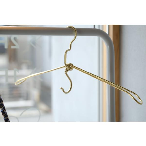国内の職人の技術が詰まった、真鍮で作成したツールシリーズ。こちらは持ち運びができるトラベル用のハンガー。肩のカーブは洋服をかけた時に美しく見えるようになっています。【商品詳細】型番：001051製造国：JAPANブランド名：Handwerk...