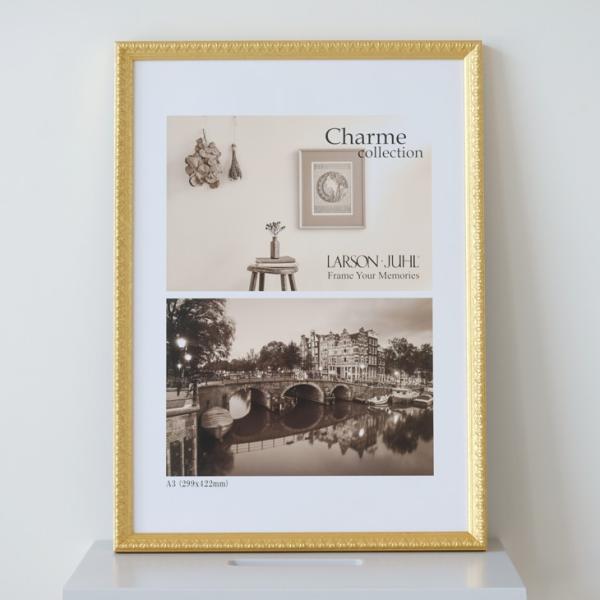 刺繍やレースなどのクラフト作品、クラシカルな絵画作品にぴったりのおしゃれなフレームです。細かなフレーク状に粉砕した箔を使った、手作業による金箔仕上げで、不揃いな箔の重なり合いが微妙なニュアンスを生んでいます。繊細な型模様と箔を組み合わせた華...