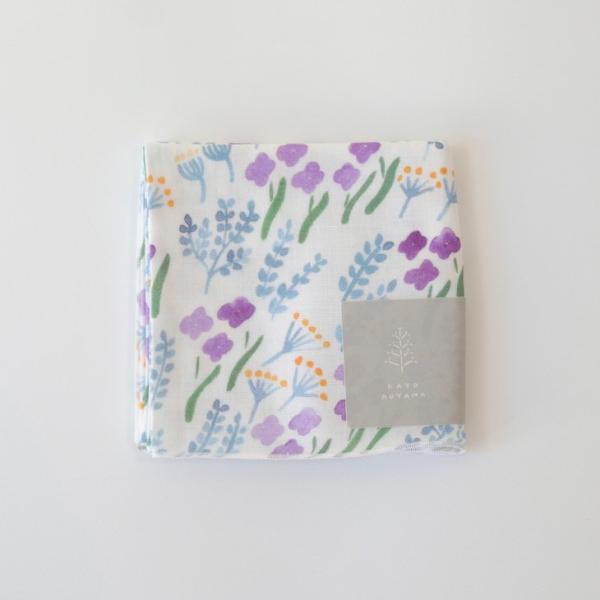 私たちの暮らしの中にある何気ないもの、かたち。その美しさや愛おしさを出発点にして、水彩絵の具や鉛筆など様々な画材を使って柄を描いています。色のにじみや線の揺らぎをそのまま生地にプリントした、繊細で軽やかな生地。肌触りの良いコットン100%の...