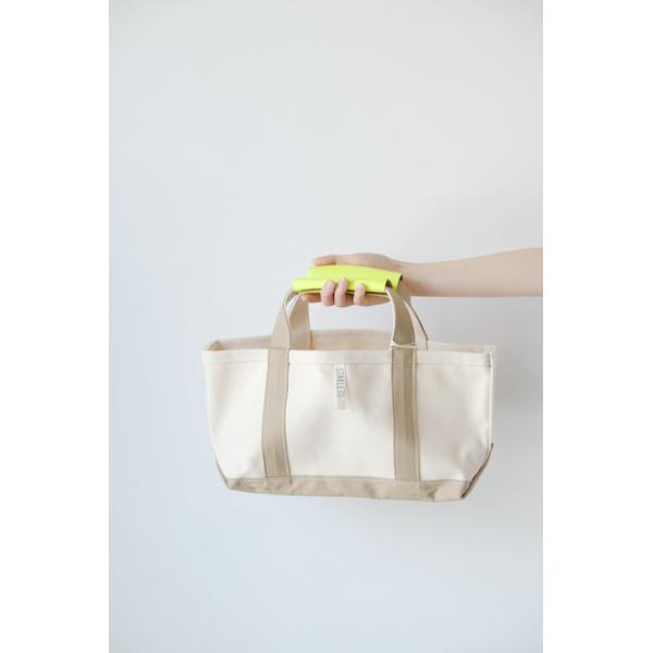 本革持ち手カバーよりネオンカラーが登場！持ち手カバーは普段使いのバッグのお洒落なアクセントになるネオンカラー。使い古すほど柔らかくなります。お色はネオンピンク、ネオンオレンジ、ネオンイエローの全3色。 バッグのカラーに合わせて色を使い分けて...