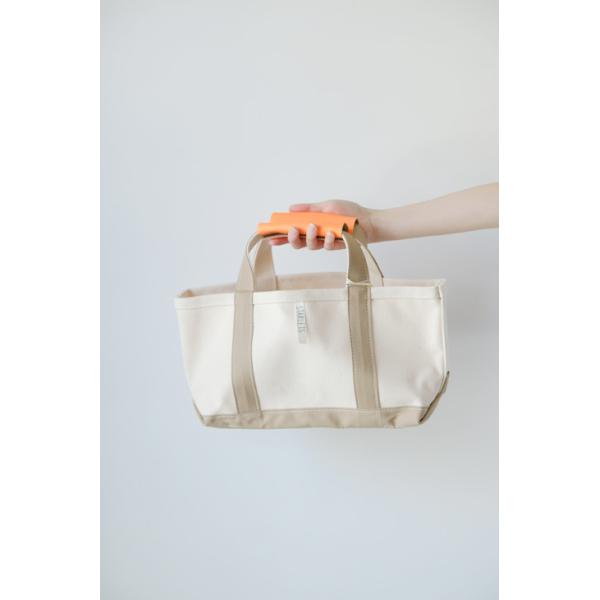 本革持ち手カバーよりネオンカラーが登場！持ち手カバーは普段使いのバッグのお洒落なアクセントになるネオンカラー。使い古すほど柔らかくなります。お色はネオンピンク、ネオンオレンジ、ネオンイエローの全3色。 バッグのカラーに合わせて色を使い分けて...