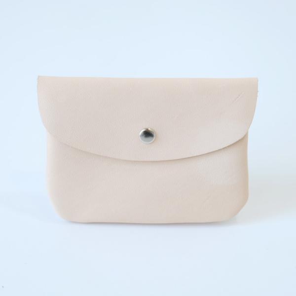 フロントにSTARLETSロゴ入りレザーのカードケースです。コインケースや小物、名刺入れとしてもお使いいただけます。【商品詳細】製造国：-ブランド名：STARLETS素材：革取り扱いサイズ：size 縦9cm 横12cmコンディション：新品...