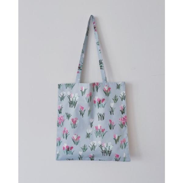 持ち手を長めにしたので肩にかけたままお財布など取り出せます。裏地付き、内側に表の柄と同じポケットがついています。柄は種類から選択してください。【商品詳細】製造国：日本ブランド名：otsukiyumi 素材：綿100%取り扱いサイズ：縦36....