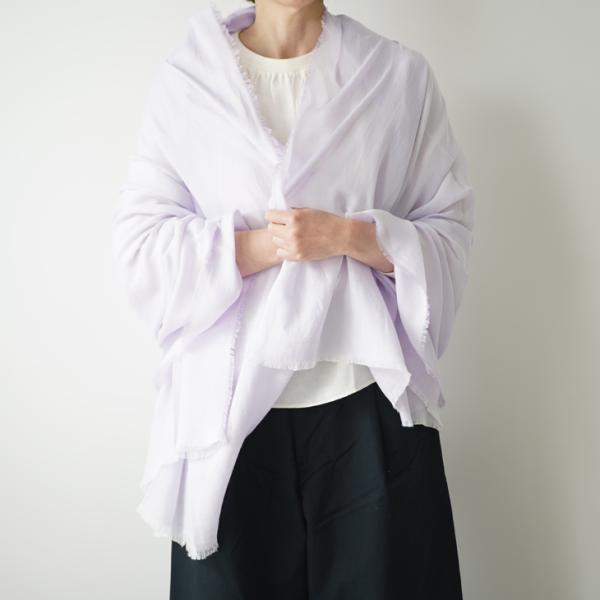 糸の色の重なりが美しいコットンストール。しっとりとした肌触りのダブルフェイスが魅力です。上品なコットンは普段使いにも、少し特別な日のコーディネートにも大変重宝します。洗いざらしでカジュアルな表情に、アイロンをかけると少しフォーマルな表情にも...