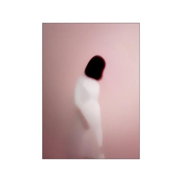 Gurilla (Gu?ri? Syderb?) はデンマーク領フェロー諸島の首都トースハウンのアーティスト。物語や特徴的な事象からインスピレーションを得た、ポートレイト作品は、ミステリアスなポートレイト作品を生み出しています。製造国：DE...