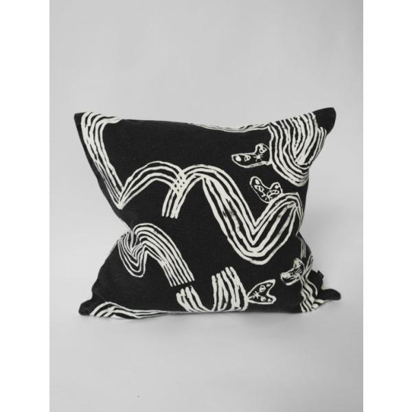 Elisabeth Dunkerが手掛けるブランド、Fine Little Dayのクッションカバーが入荷しました。自然をモチーフに北欧テキスタイルらしくシンプルな模様でデザインされたカバーは、どんなお部屋でも使い易く、温かい空間を作り出し...