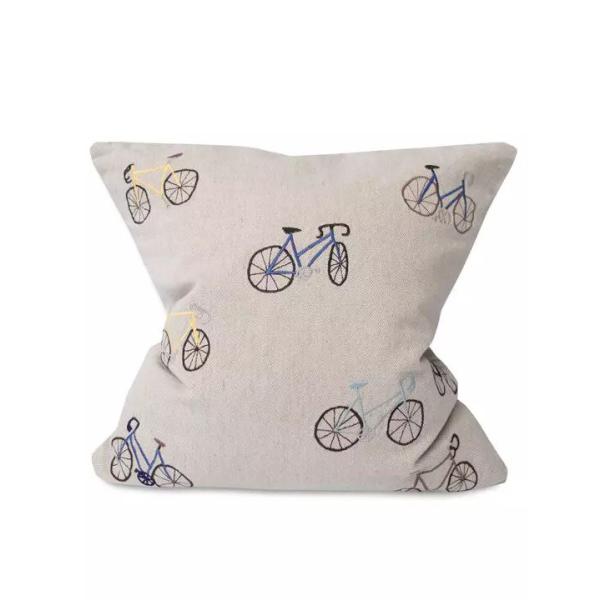 Elisabeth Dunkerが手掛けるブランド、Fine Little Dayのクッションカバーが入荷しました。自然をモチーフに北欧テキスタイルらしくシンプルな模様でデザインされたカバーは、どんなお部屋でも使い易く、温かい空間を作り出し...