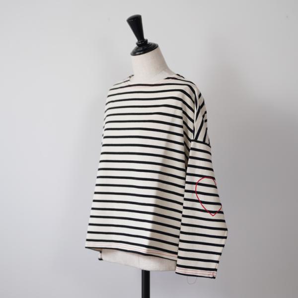 刺繍と同色のステッチがほど良いアクセントに。ハートはライン刺繍で描いて、甘さ控えめに。肩幅と身幅はゆったりめでありながら、肩傾斜や着丈にこだわって、すっきりと着こなせるシルエットです。透け感の無い、柔らかくざっくりとしたコットン素材です。合...