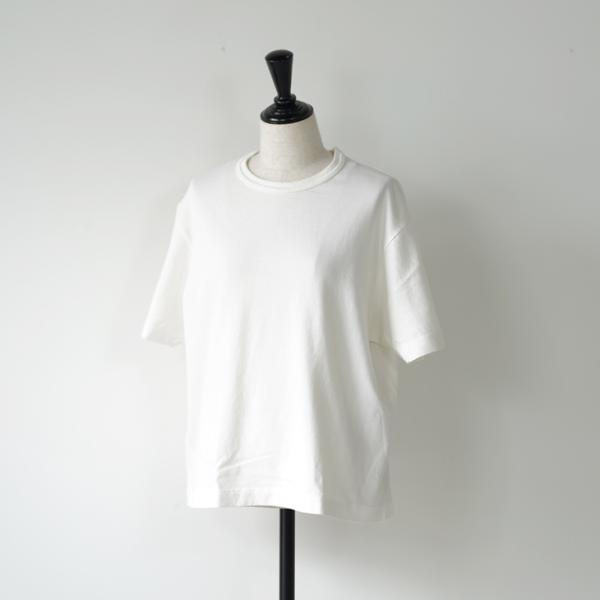 『トンプキンス』と呼ばれるアメリカ製の旧式編み機を使用。通常の編み機と違い下から上へと向かってゆっくり編むのが構造上の大きな特徴で、 生地に掛かるストレスが少ないためふっくらとした風合いで柔らかく、ストレスなく体に馴染む素材に仕上がっていま...