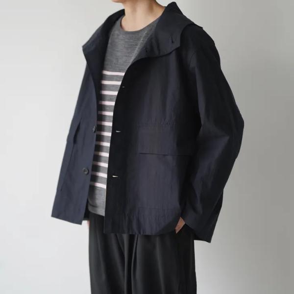 ウェザーコートのように外側に大きなポケットは配置されていませんが、内ポケットが左右裾に付いており、雨の日にバックがなくても道具類を雨から避けられます。【生地説明 / Cotton nylon whether】特殊な剤と工程を複雑に組み合わせ...