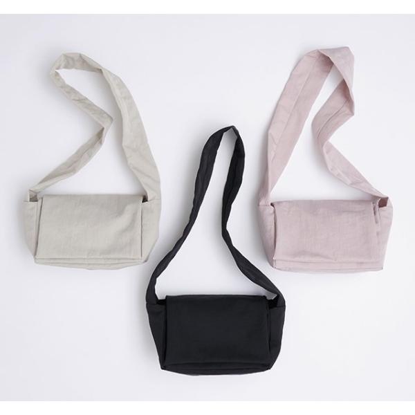 ナチュラルなビンテージ感とハリ感のある、撥水加工を施したナイロン生地を使用したショルダーバッグです。広幅のショルダーがポイントで肩にくいこみにくく、内フタが付いているので安心感があります。小さめなサイズ感とコロンとした形が可愛らしく、コーデ...