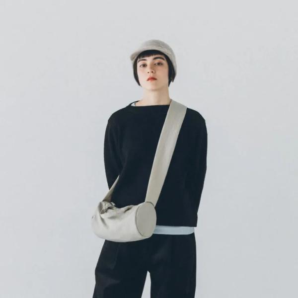 ナチュラルなヴィンテージ感のあるナイロン生地を使用した、ドラム缶型のショルダーバッグです。持ち歩く機会の多いアイテムが入るちょうど良いサイズ感に仕上げました。 体になじむ柔らかさで持ちやすく、デイリーに使いやすい1点です。ドラム缶型のマチの...