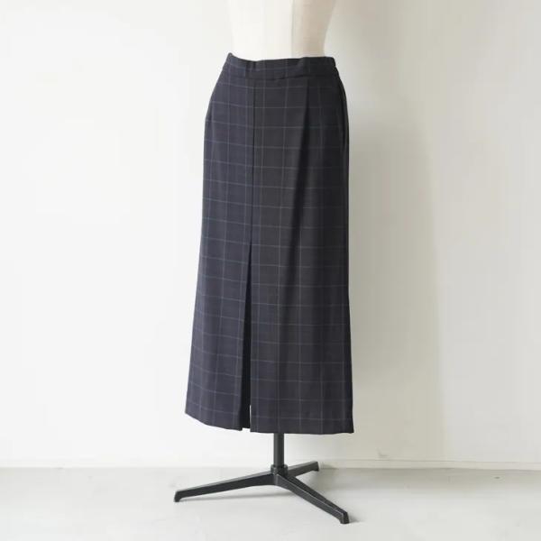 フロント部分にスリットを入れ、デイリーの着用にストレスない履き心地。落ち着いたカラーのチェックなのでトップスを選ばずコーディネイトが締まって見せてくれます。ポリエステルレーヨンの生地を両面起毛させて、 暖かくソフトタッチな風合いに仕上げたス...